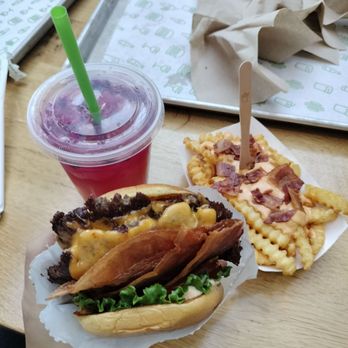 SHAKE SHACK WILLIS TOWER - Updated May 2025 - 82 Photos & 63 Reviews ...