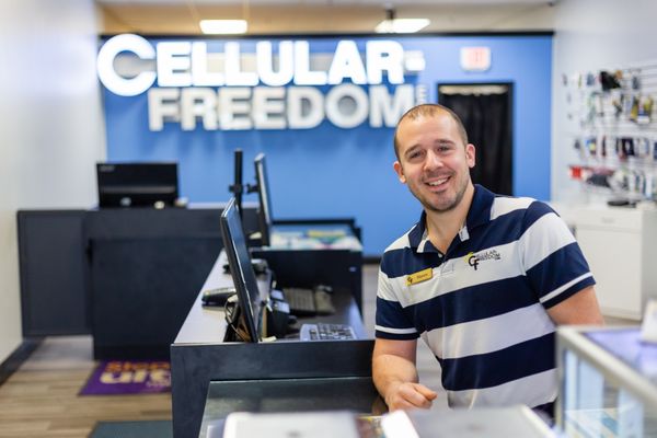 CELLULAR FREEDOM REPAIRS - 34 Photos & 21 Reviews - 1330 Hooksett Rd ...