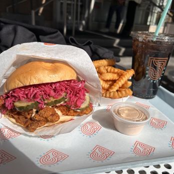 PRETTY BIRD HOT CHICKEN - DOWNTOWN - Updated November 2025 - 994 Photos ...