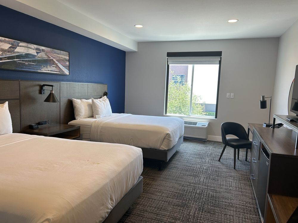 AYRES HOTEL RIALTO FONTANA - Updated December 2025 - 93 Photos & 22 ...