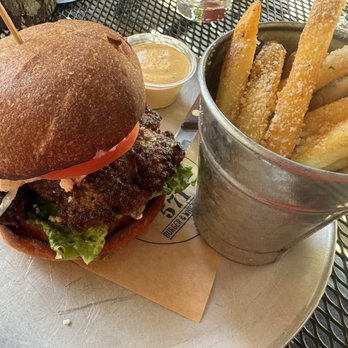 STACK 571 BURGER AND WHISKEY BAR - KIRKLAND - Updated July 2024 - 253 ...