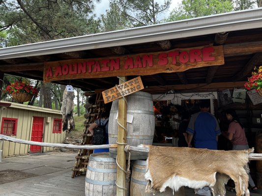 WOOLY BEARS MOUNTAIN MAN STORE - Updated October 2025 - 13 Photos ...