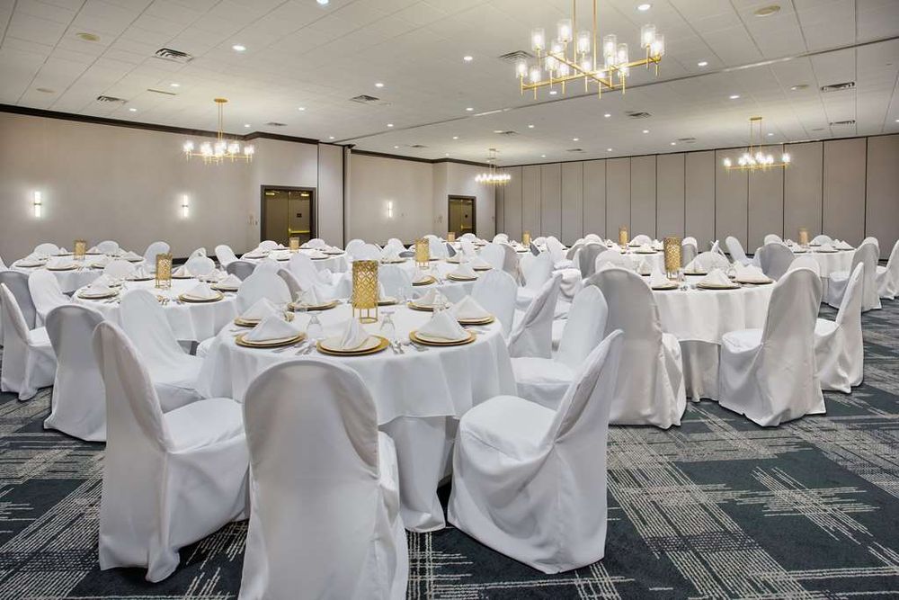 DOUBLETREE BY HILTON LANSING - Updated June 2026 - 100 Photos - 111 N ...
