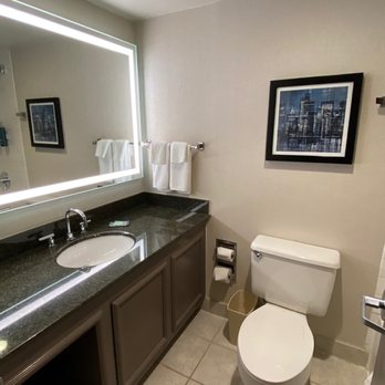 DOUBLETREE BY HILTON NEWARK AIRPORT PARKING - Updated March 2025 - 17 ...