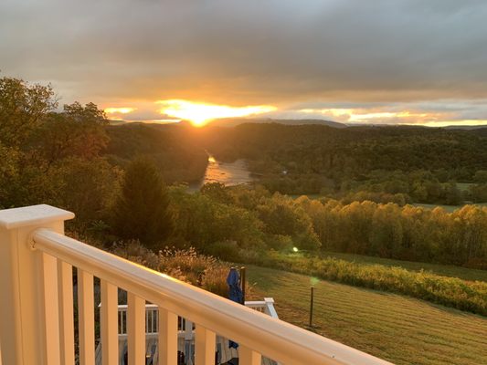 LILLY VALLEY INN - Updated May 2026 - 18 Photos - 125 River Ridge Dr ...