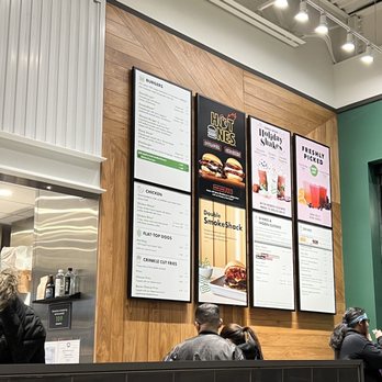 SHAKE SHACK MENLO PARK - Updated January 2025 - 101 Photos & 25 Reviews ...
