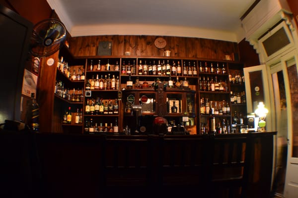 PLANTA ALTA CLARKE’S WHISKEY BAR - Santiago Derqui 225, Córdoba ...