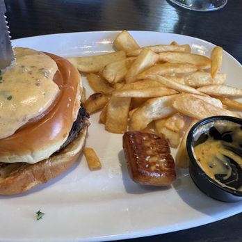 RED ROBIN GOURMET BURGERS AND BREWS - Updated December 2025 - 465 ...