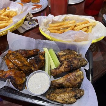 WINGZUP - Updated October 2025 - 483 Photos & 546 Reviews - 1000 E 41st ...