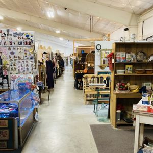 RAVENA BARN FLEA MARKET - Updated June 2025 - 10 Photos - 2532 Rte 9W ...