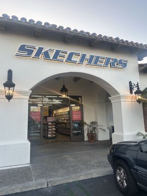 SKECHERS WAREHOUSE OUTLET - Updated July 2025 - 33 North Moorpark Rd ...