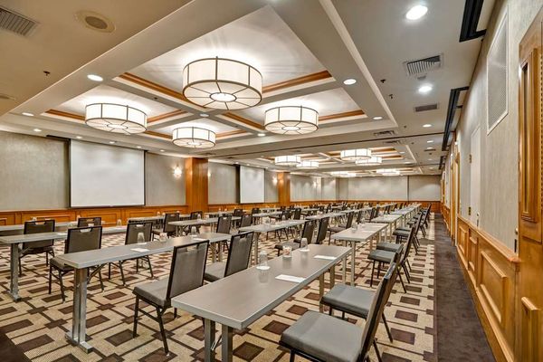 EMBASSY SUITES BY HILTON CHICAGO DOWNTOWN RIVER NORTH - Updated June ...
