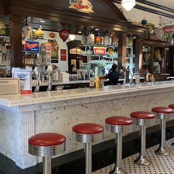 HUGGIN’ MOLLY’S - Updated December 2025 - 119 Photos & 98 Reviews - 129 ...