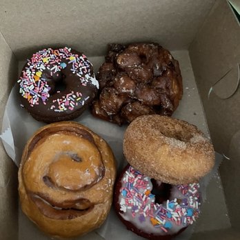 AVON DONUTS INC - 215 Photos & 253 Reviews - 45324 Woodward Ave ...