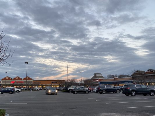 TANGER OUTLETS RIVERHEAD - Updated November 2024 - 211 Photos & 278 ...