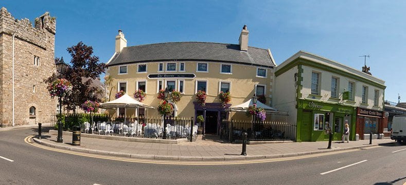 THE QUEENS BAR AND RESTAURANT - Updated July 2025 - 43 Photos & 43 ...