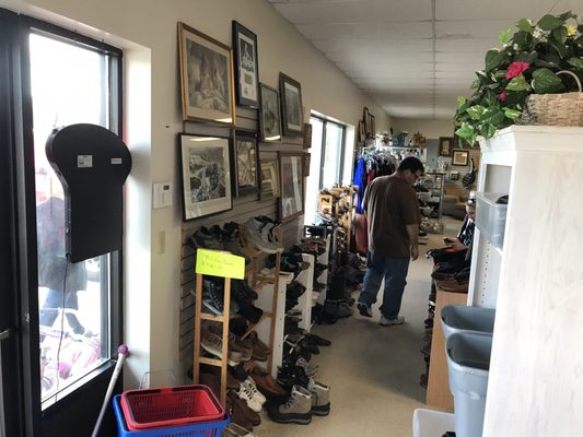 GOOD NEIGHBOR THRIFT STORE - 15 Photos & 11 Reviews - 9025 Navarre Pkwy ...