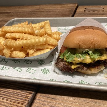 SHAKE SHACK HARVARD SQUARE - Updated April 2025 - 333 Photos & 446 ...