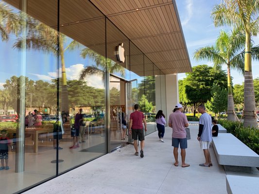 APPLE WATERSIDE SHOPS - 30 Photos & 83 Reviews - 5555 Tamiami Trl N ...