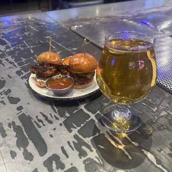 DIERKS BENTLEY’S WHISKEY ROW GILBERT - Updated September 2025 - 822 ...