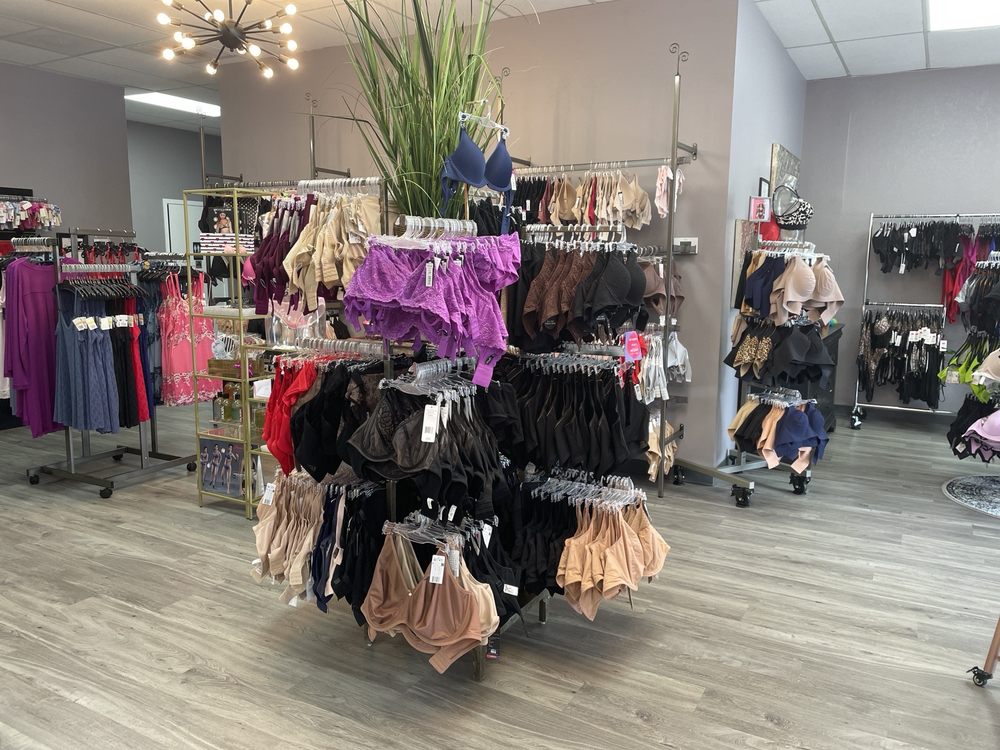 THE BRA BOX - Updated July 2024 - 14 Photos & 105 Reviews - 6401 Blanco ...