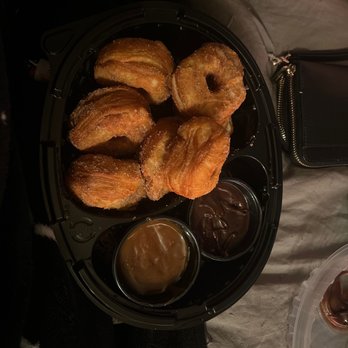 RED ROBIN GOURMET BURGERS AND BREWS - Updated August 2024 - 98 Photos ...