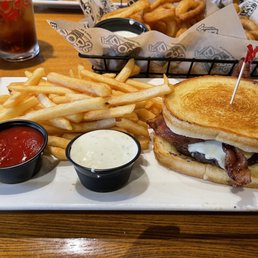 BOB’S BURGERS & BREW - Updated October 2025 - 160 Photos - 344 Reviews - 1611 SE Everett Mall ...