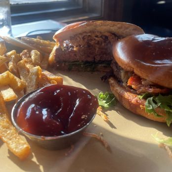 COURTHOUSE PUB - Updated January 2025 - 285 Photos & 305 Reviews - 1001 ...