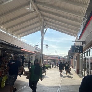 CHICAGO PREMIUM OUTLETS - 389 Photos & 404 Reviews - 1650 Premium Outlet Blvd, Aurora, Illinois ...