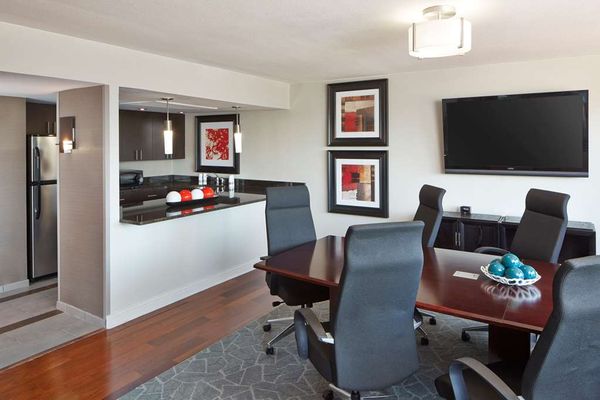 DOUBLETREE BY HILTON ATLANTA PERIMETER DUNWOODY - 187 Photos & 53 ...