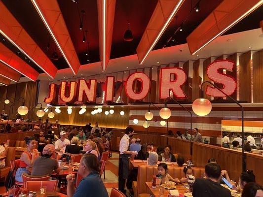 JUNIOR’S RESTAURANT - 7470 Photos & 5528 Reviews - 1515 Broadway, New ...