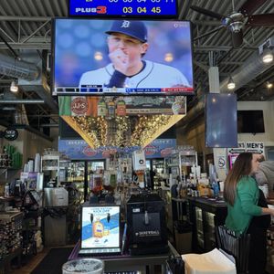 GUS’ SNUG - Updated December 2025 - 91 Photos & 84 Reviews - 38 S Main ...