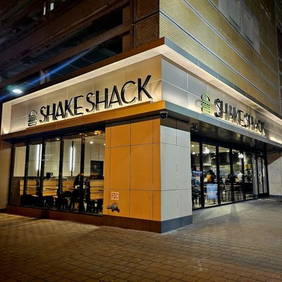 SHAKE SHACK - Updated August 2025 - 41 Photos & 20 Reviews - 318 Grove ...