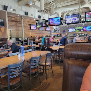 BLUE 32 SPORTS GRILL - Updated August 2024 - 122 Photos & 275 Reviews ...