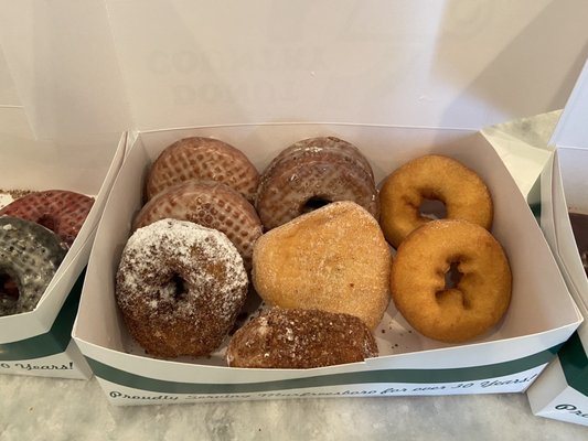 DONUT COUNTRY - Updated March 2025 - 14 Photos & 17 Reviews - 1691 ...