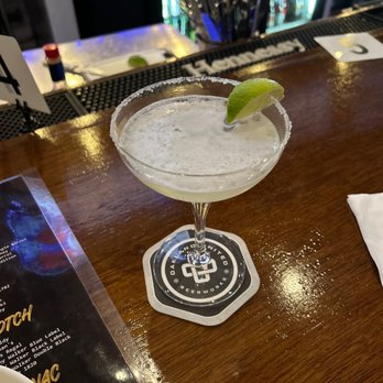 YETI SPORTS BAR & RESTAURANT - Updated October 2024 - 87 Photos & 64 ...