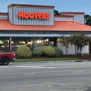 HOOTERS - Updated October 2025 - 61 Photos & 100 Reviews - 5112 Market ...