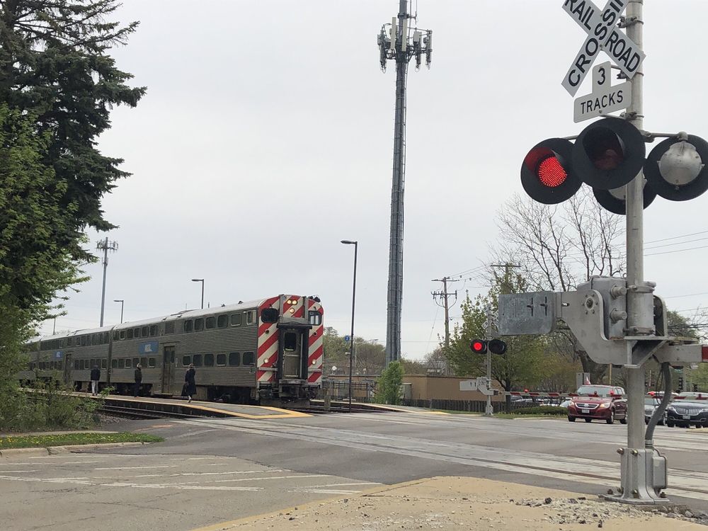 DEE ROAD METRA STATION - Updated July 2024 - 950 Busse Hwy, Park Ridge ...