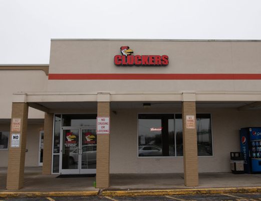 CLUCKERS - VERSAILLES - Updated December 2025 - 13 Photos & 26 Reviews ...