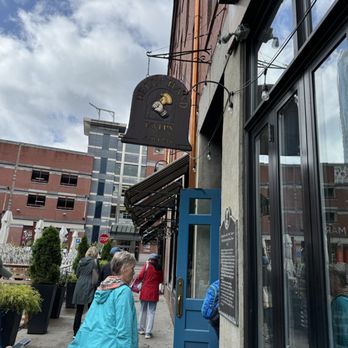 THE BELL IN HAND - Updated October 2024 - 1073 Photos & 1264 Reviews ...