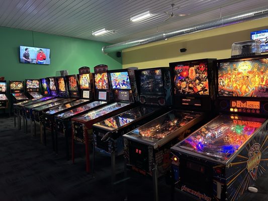 POCKETEER BILLIARDS AND BAR - Updated September 2025 - 252 Photos & 37 ...