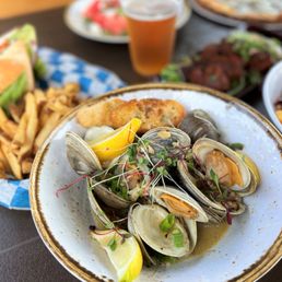 B2 BISTRO + BAR - BAYVILLE - Updated March 2025 - 78 Photos & 87 ...