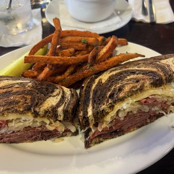 RUSTY BUCKET RESTAURANT AND TAVERN - Updated December 2025 - 185 Photos ...