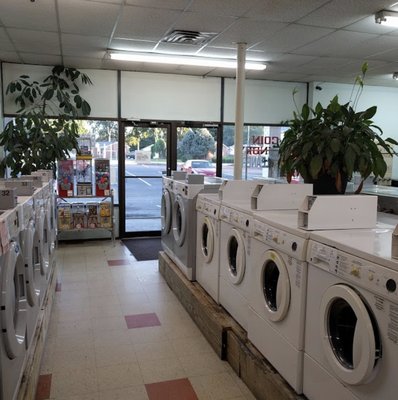 CAROUSEL LAUNDRY OF LYNDON - Updated December 2025 - 14 Photos & 15 ...