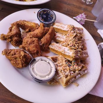 HOLY BRUNCH - Updated September 2025 - 45 Photos & 16 Reviews - 204 ...