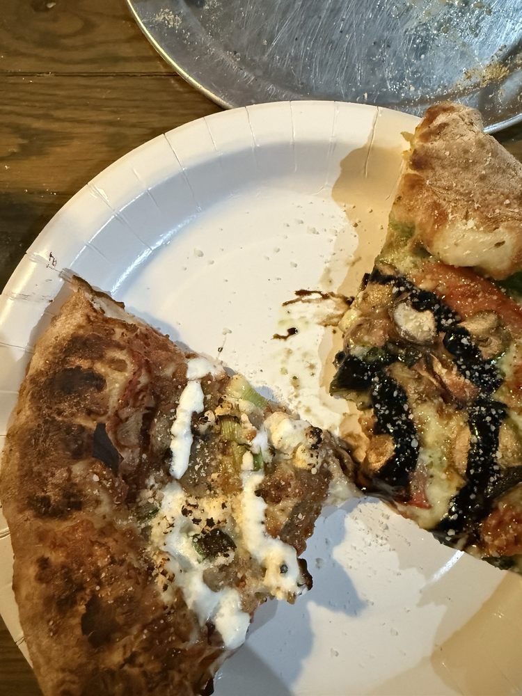 PALISADE PIZZA AND POURHOUSE - Updated July 2025 - 15 Photos & 16 ...