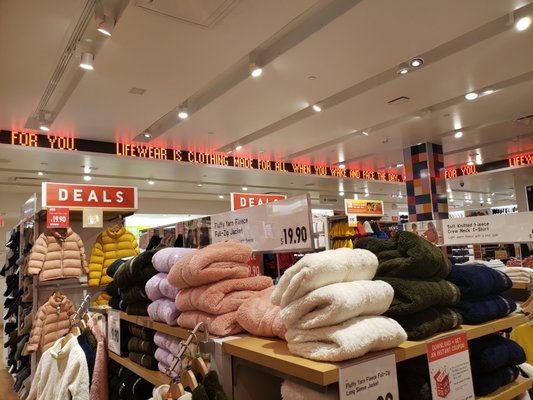 UNIQLO - Updated December 2024 - 134 Photos & 81 Reviews - 575 Bellevue ...