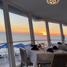 SPINNERS REVOLVING ROOF-TOP LOUNGE - Updated July 2025 - 279 Photos ...