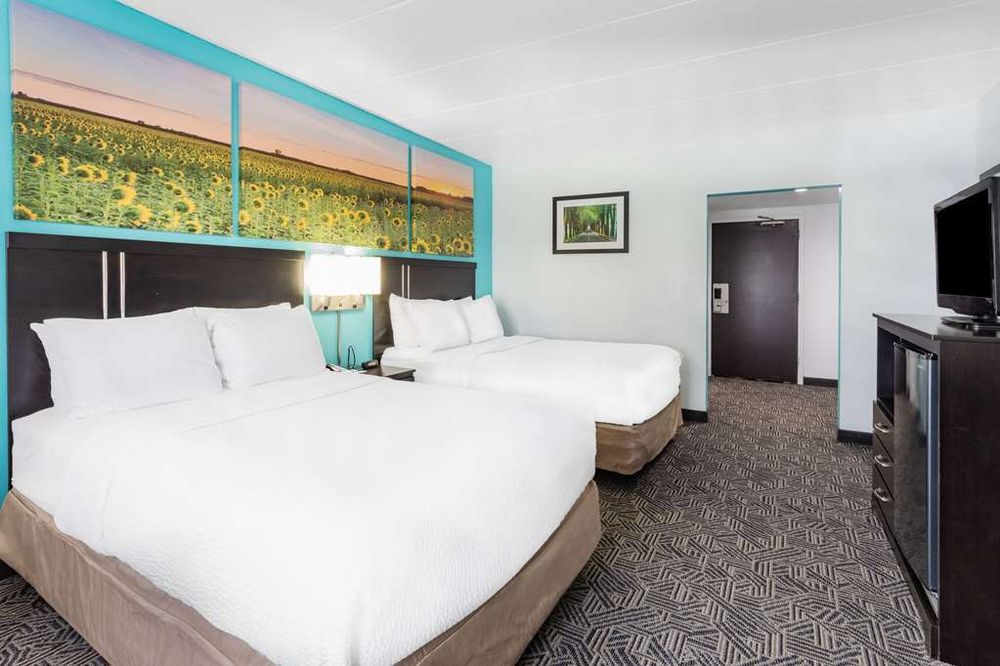 Days Inn by Wyndham Livonia - Detroit - Updated June 2026 - 139 Photos ...