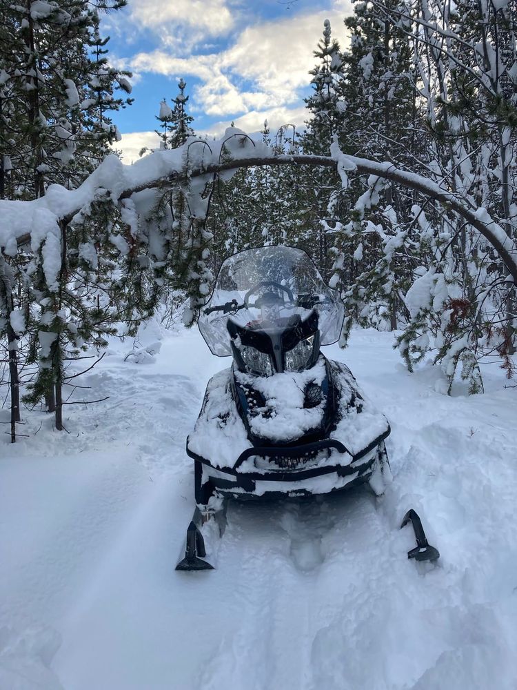 ATLIN MOUNTAIN INN - Updated February 2025 - 12 Photos - 39 Lake Street ...